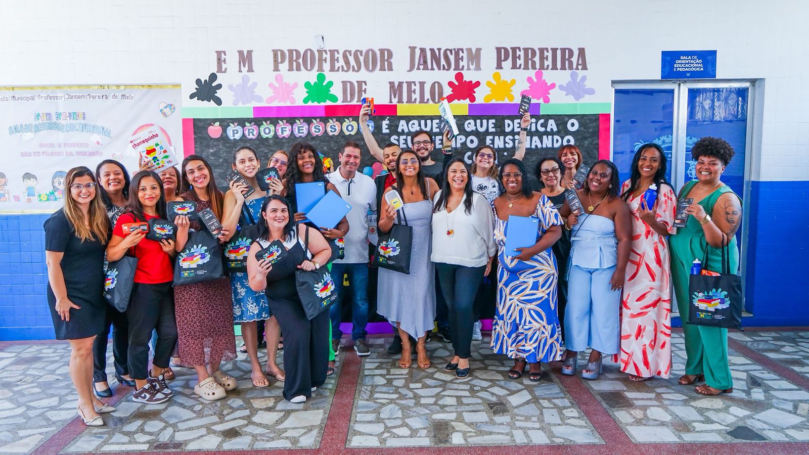 Prefeitura de Meriti inicia entrega inédita de kits de materiais para ...